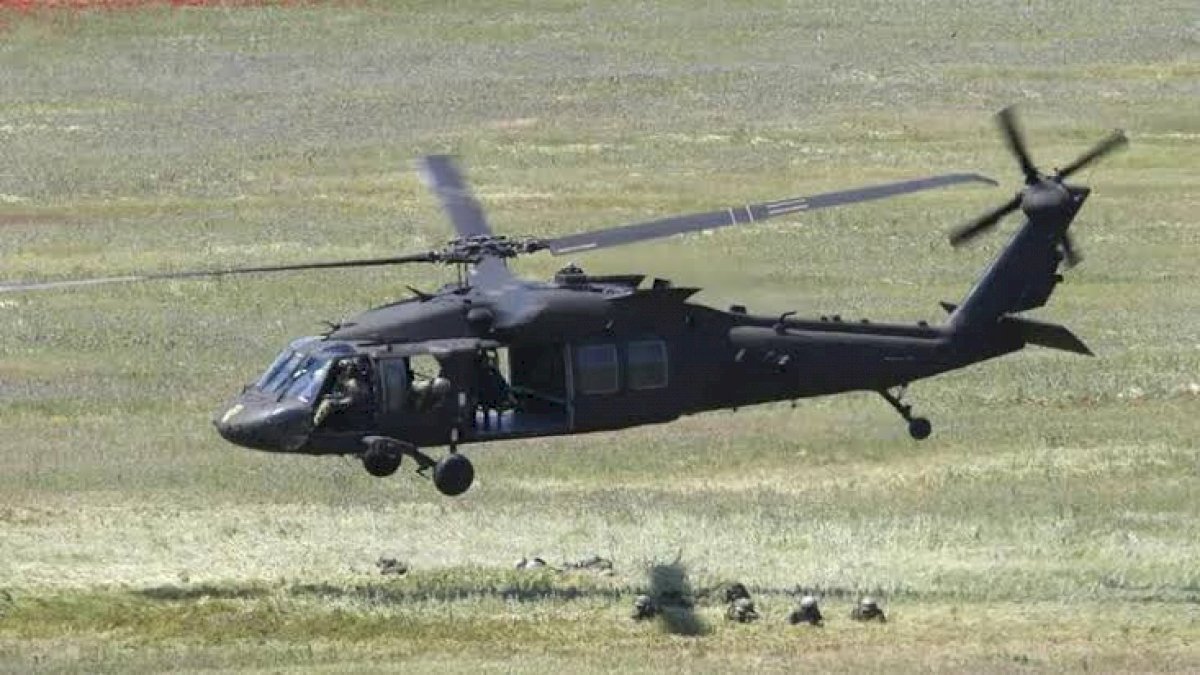 जापानी सेना का Black Hawk चॉपर 10 सैन्यकर्मियों के साथ लापता, चीन और ...